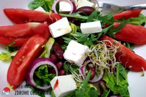salatka-z-feta-i-pomidorem